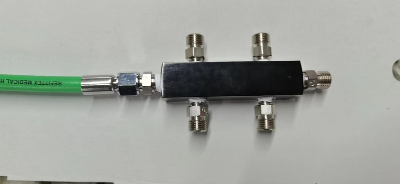 Compact type multi-user simultaneously use oxygen diverter manifold ...